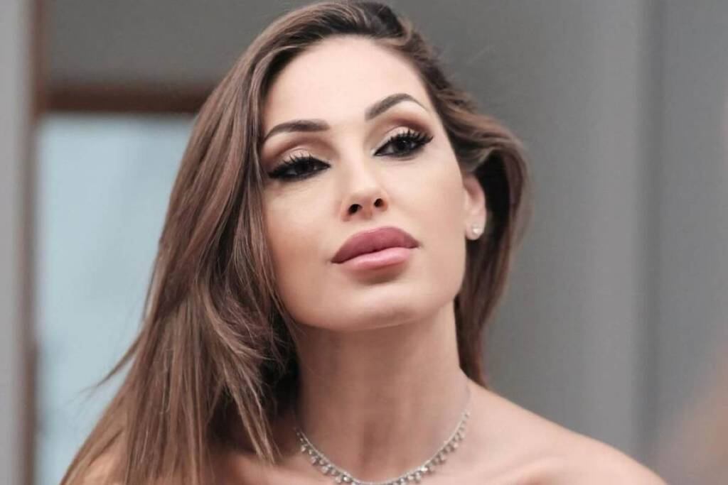 Anna Tatangelo, il look da discoteca manda in tilt i social: minigonna ...